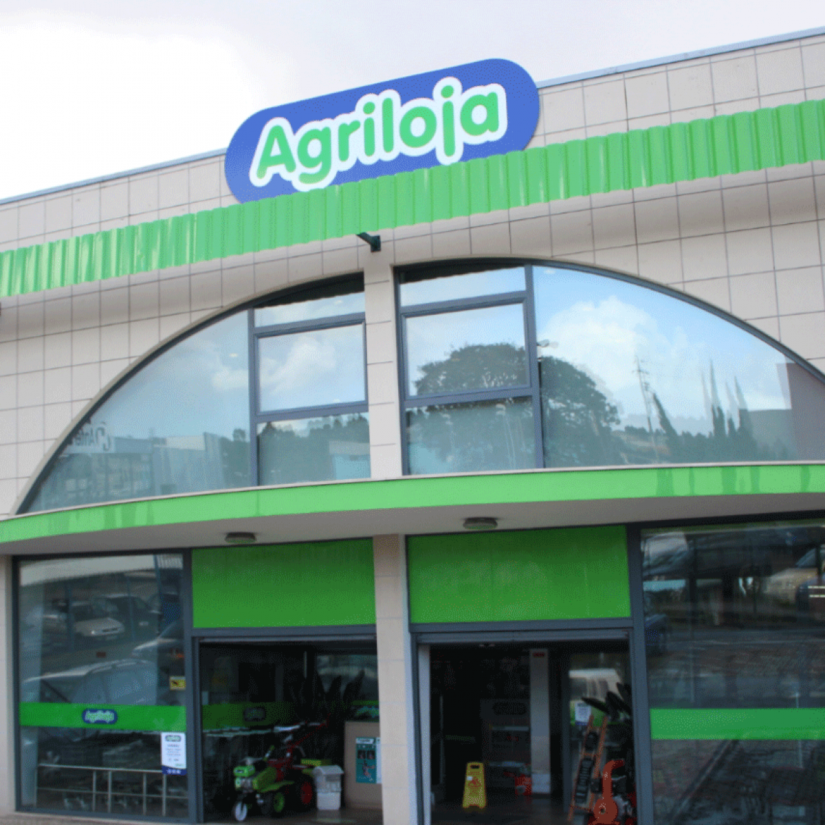 Agriloja compra lojas da Mecolavínia